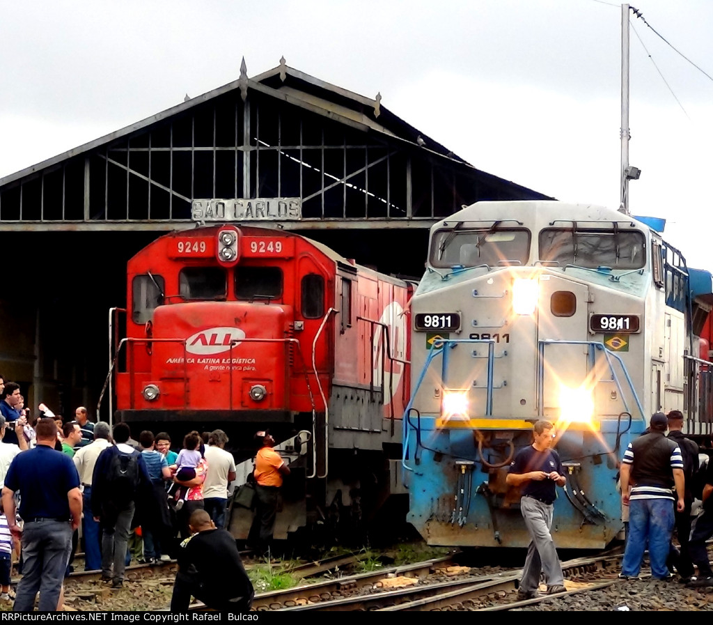 Railfans Taking pictures of the New AC44i